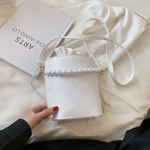 KORELAN 올해 트렌드 가방 2022 트렌디 여성 여름 심플한 진주 체인 가방 망홍 크로스 물통 가방 패션 첫 번째 - 가격 ...